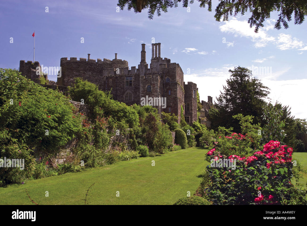 Berkeley castle summer hi-res stock photography and images - Alamy