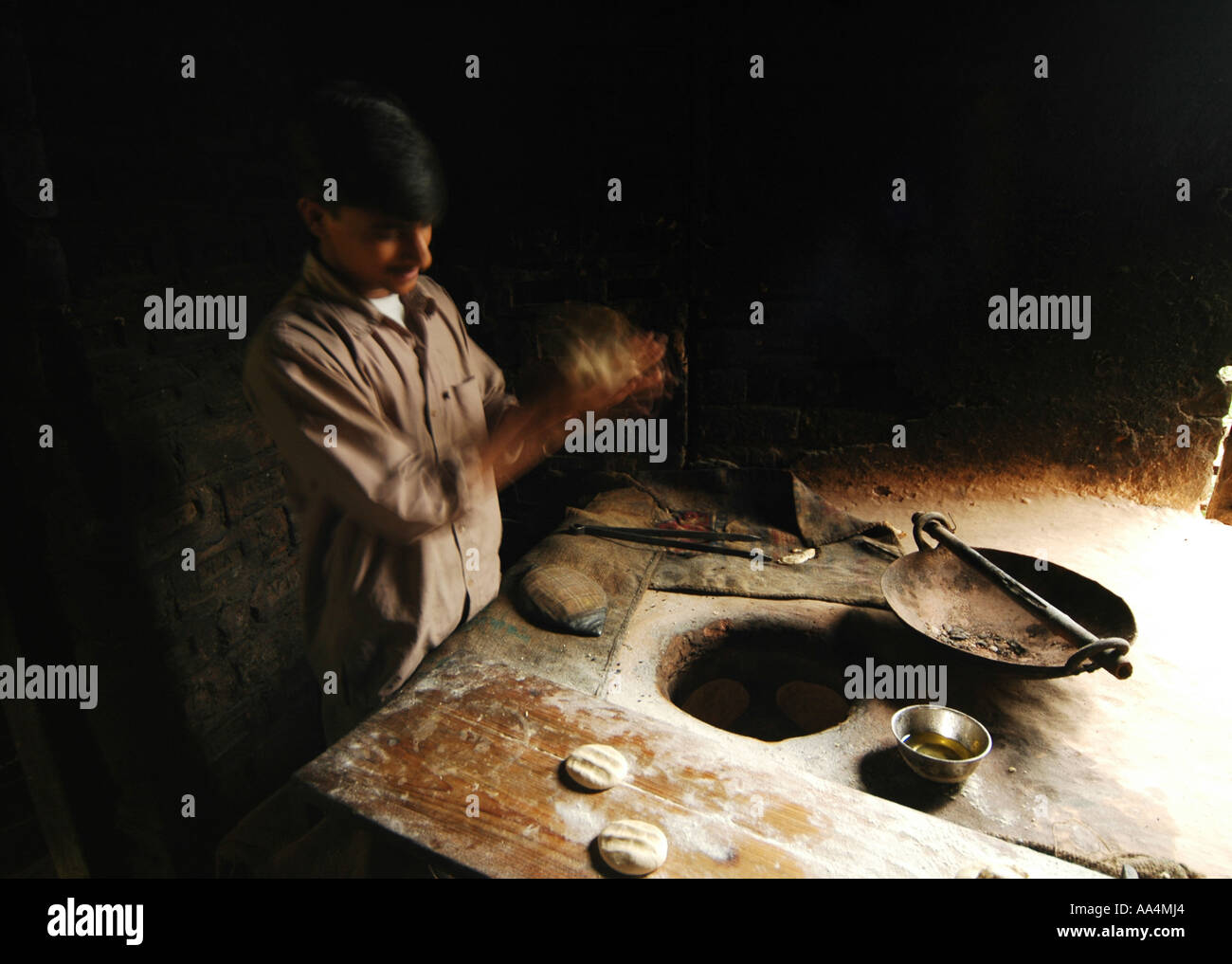 A young man preparing chupatti Stock Photo - Alamy
