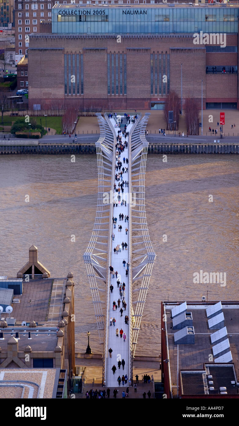 Footbridge london hi-res stock photography and images - Alamy
