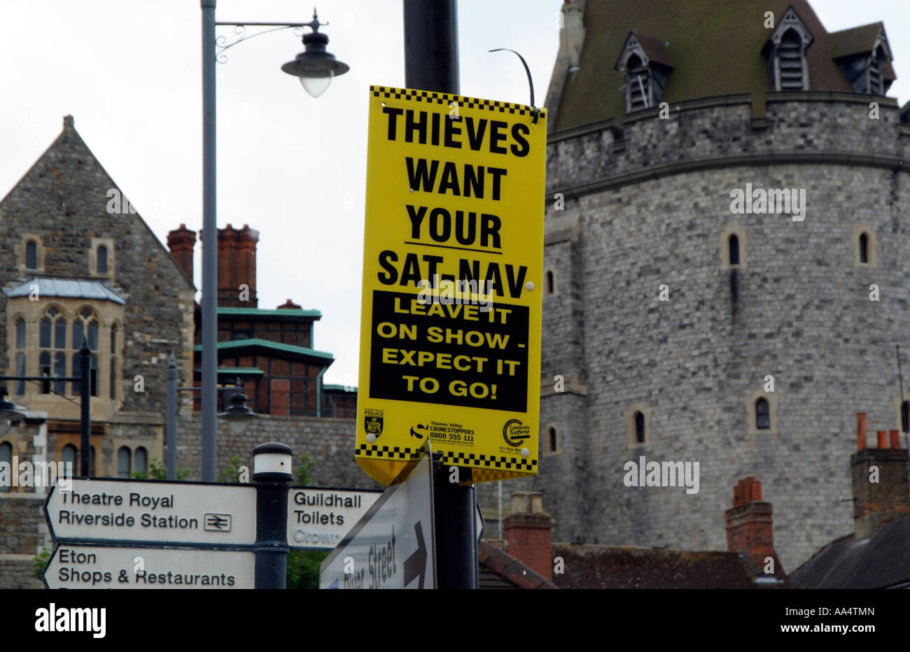 Sign warning car theft thieves hi-res stock photography and images - Alamy