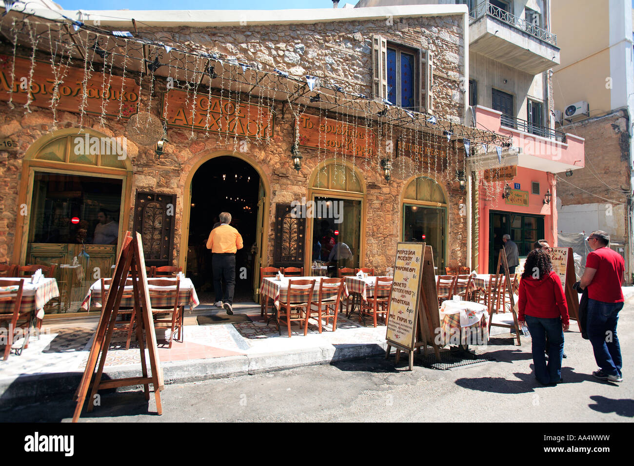 GREECE ATTICA ATHENS PLAKA A BUSY TAVERNA IN PSIRRI Stock Photo - Alamy