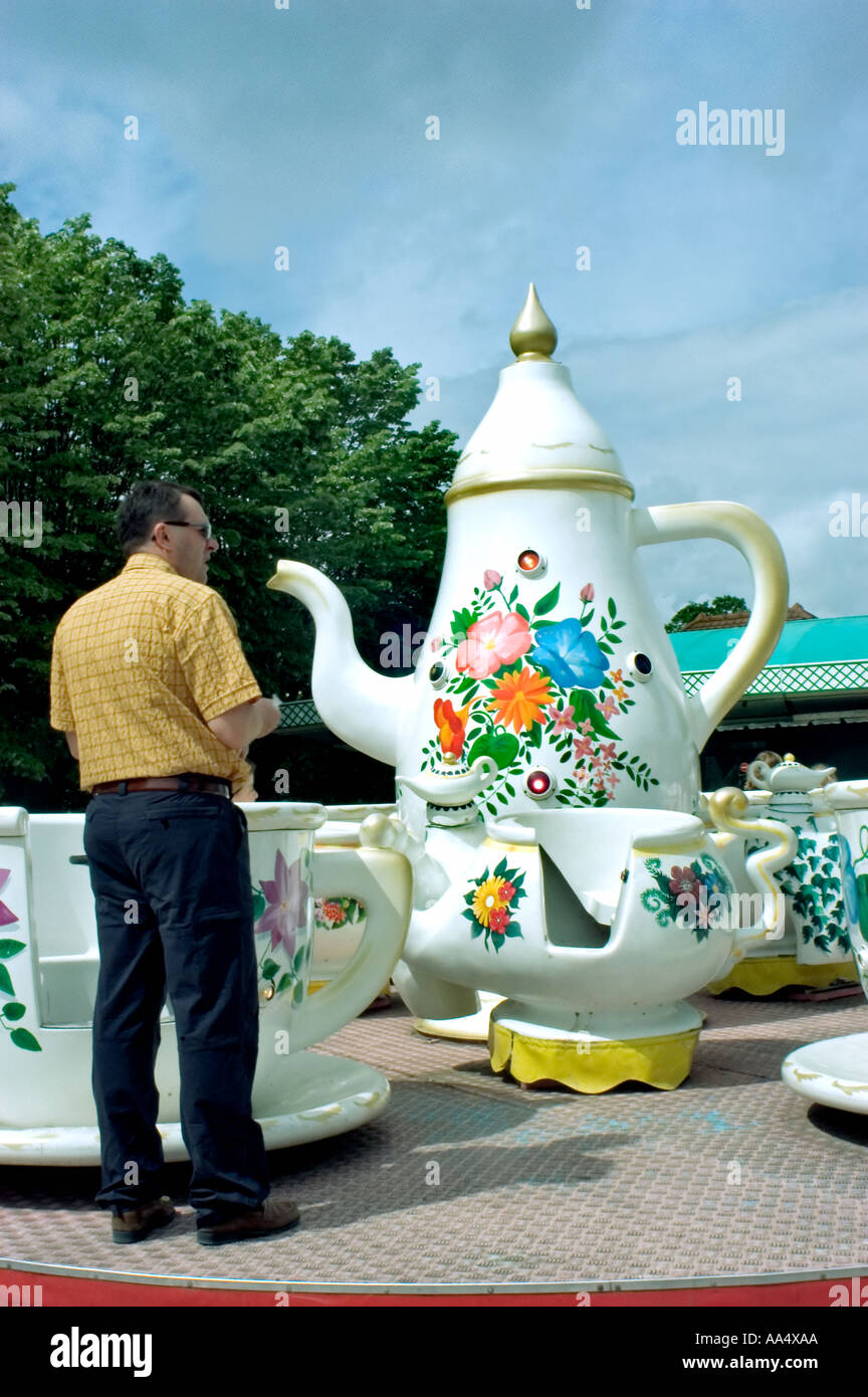 Teapot ride hi-res stock photography and images - Alamy