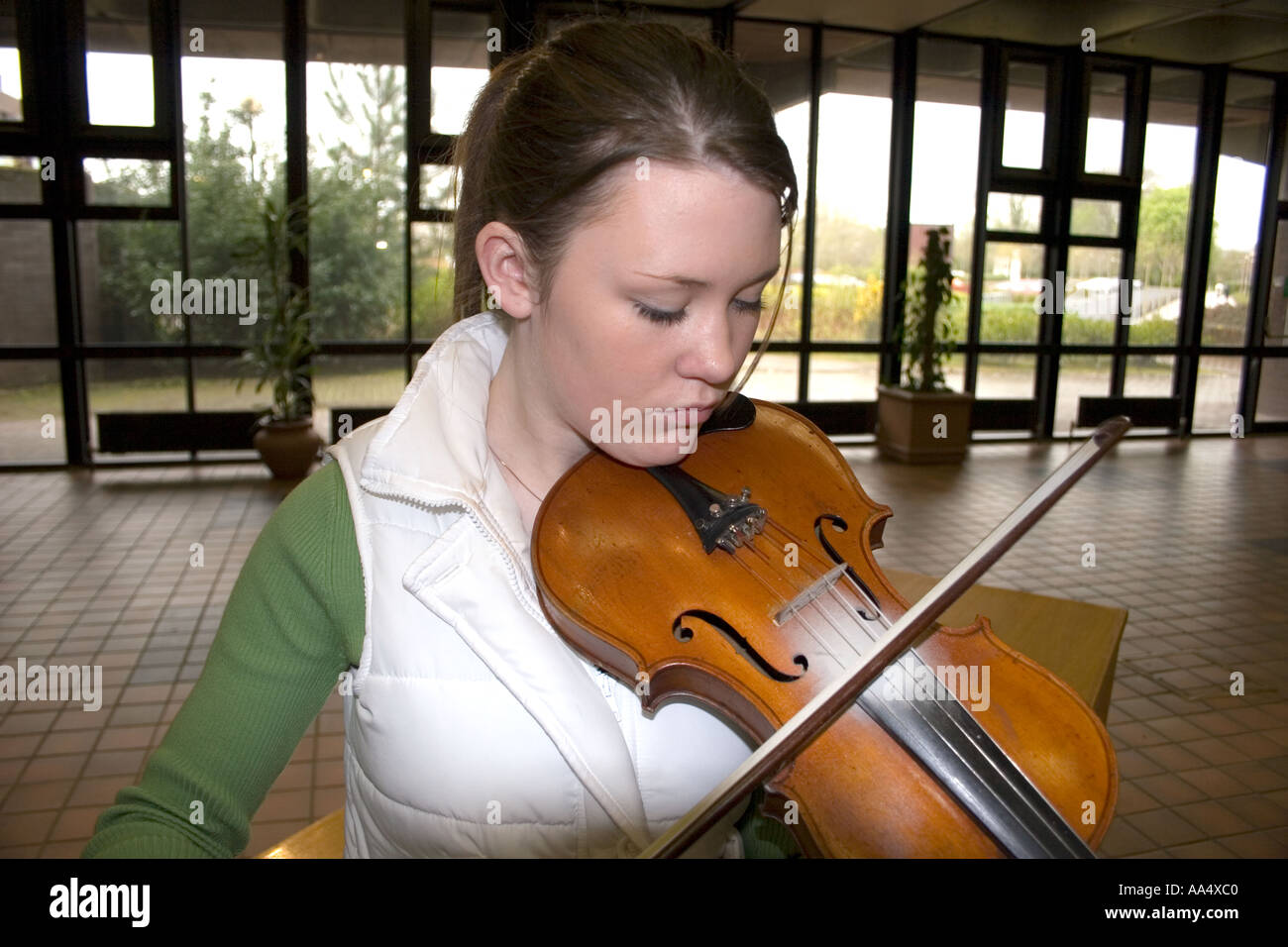 Violin fiddle player hi-res stock photography and images - Alamy