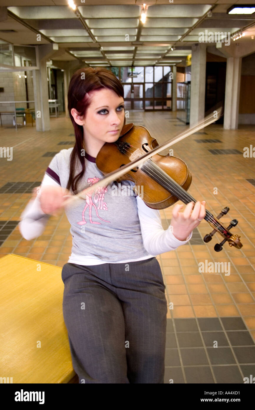 Violin fiddle player hi-res stock photography and images - Alamy