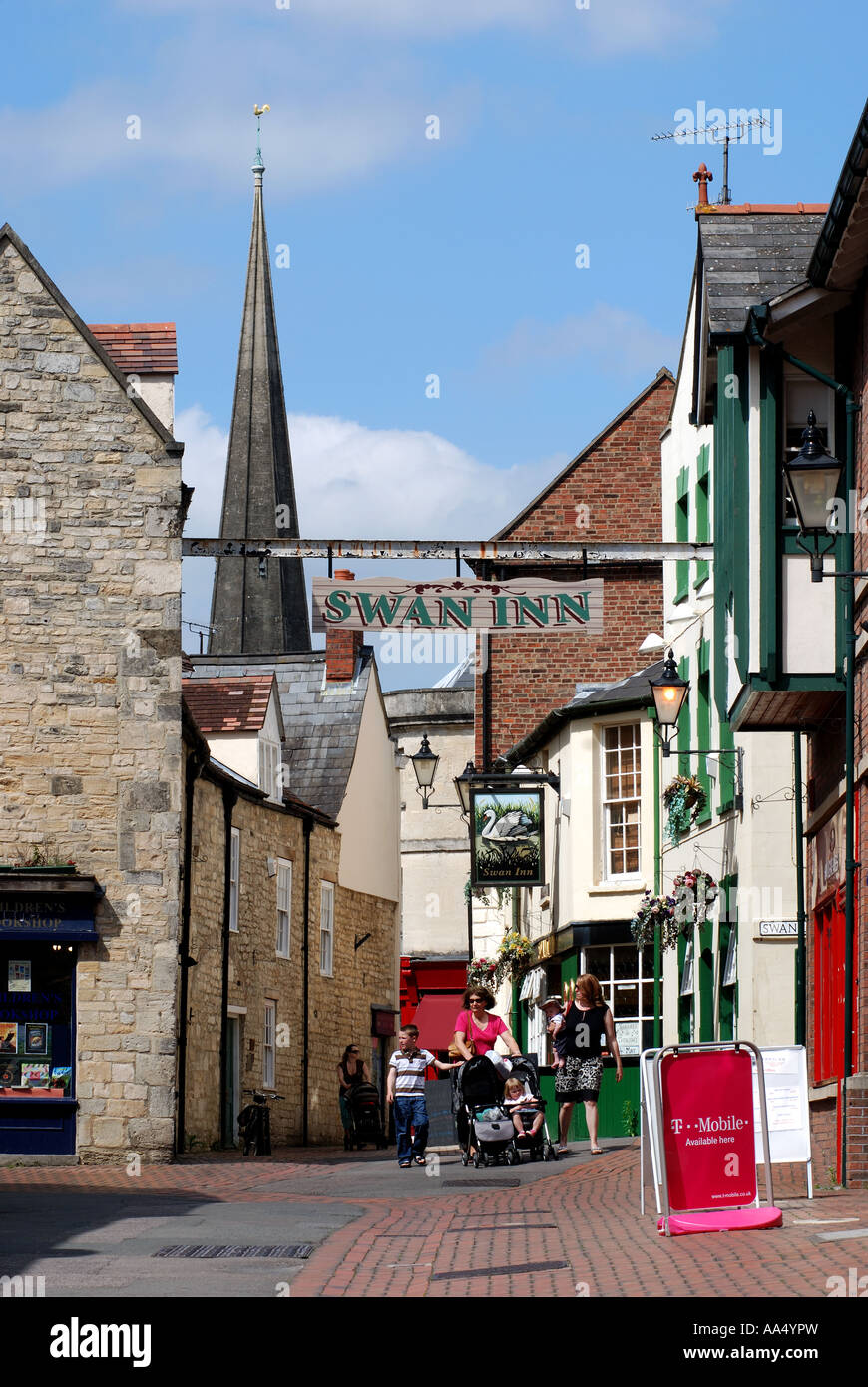 Swan Inn and Union Street, Stroud, Gloucestershire, England, UK Stock ...