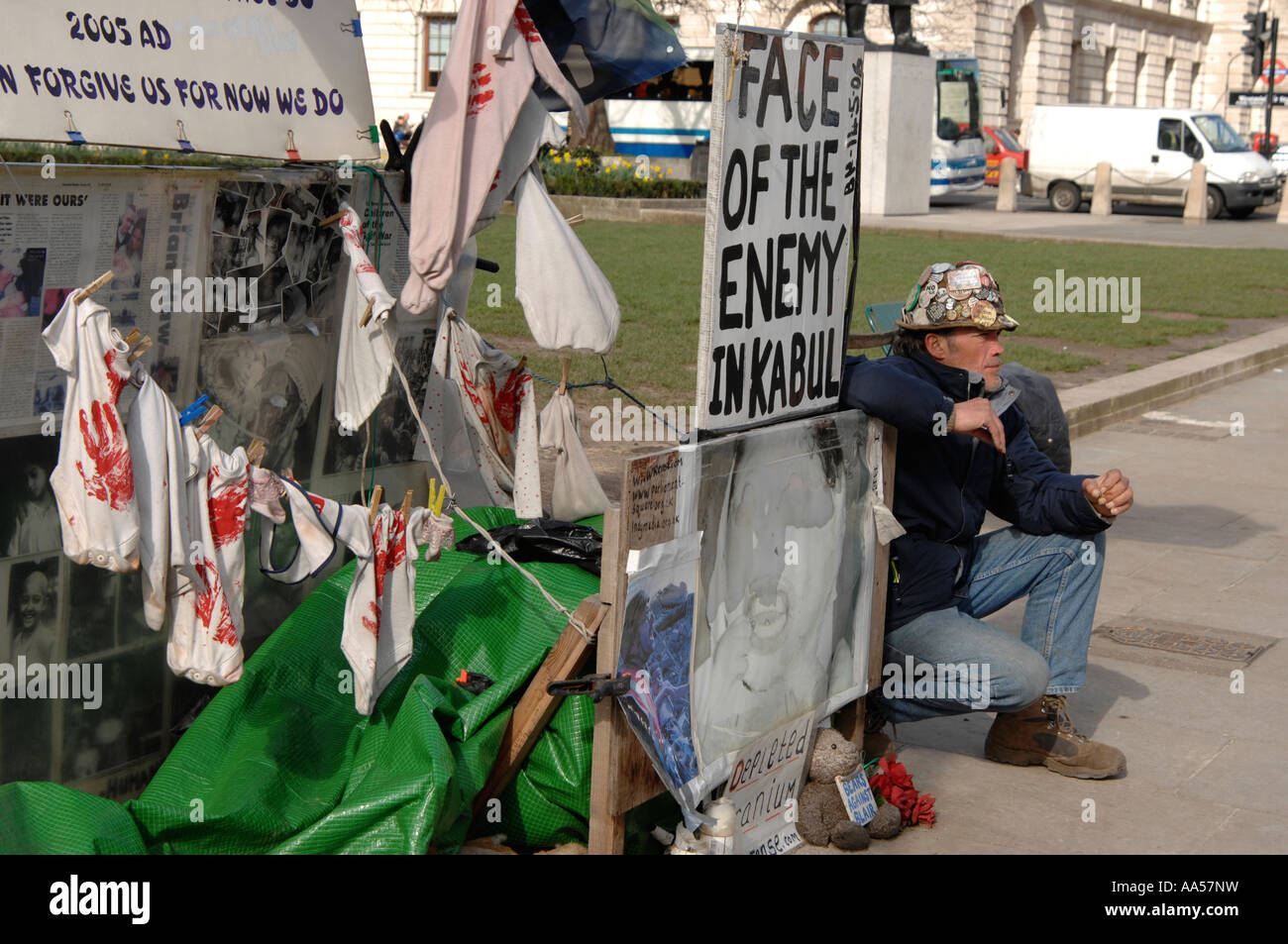 Peace protester hi-res stock photography and images - Alamy