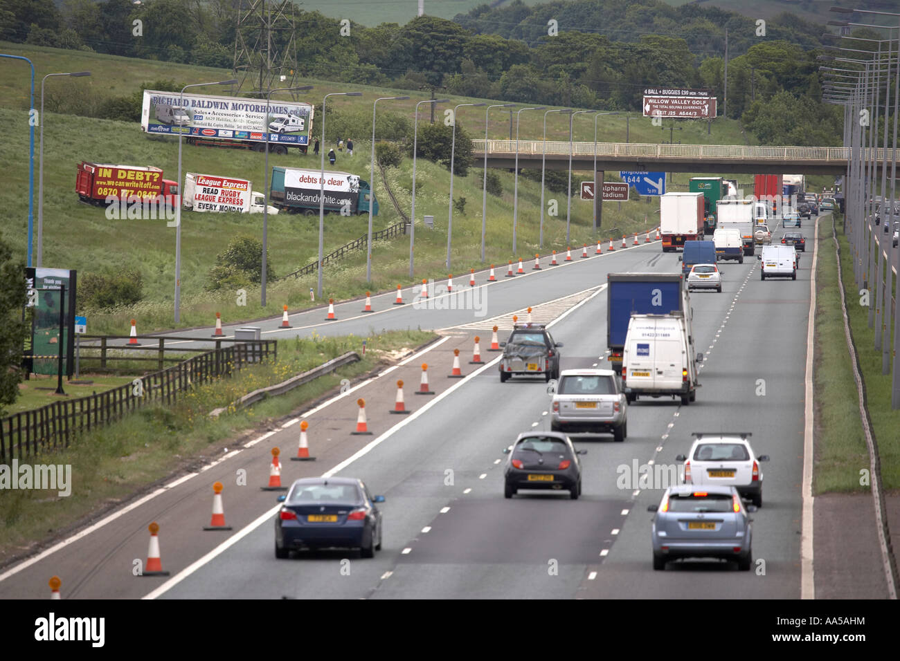 Vehicles on m62 motorway hi-res stock photography and images - Alamy