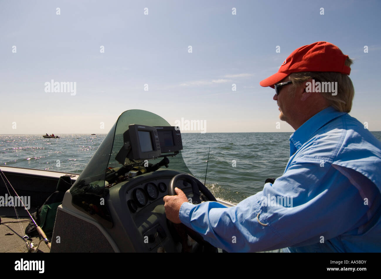 PROFESSIONAL ANGLER SCOTT PETERS DRIVES HIS LUND IPS V TOURNAMENT ...