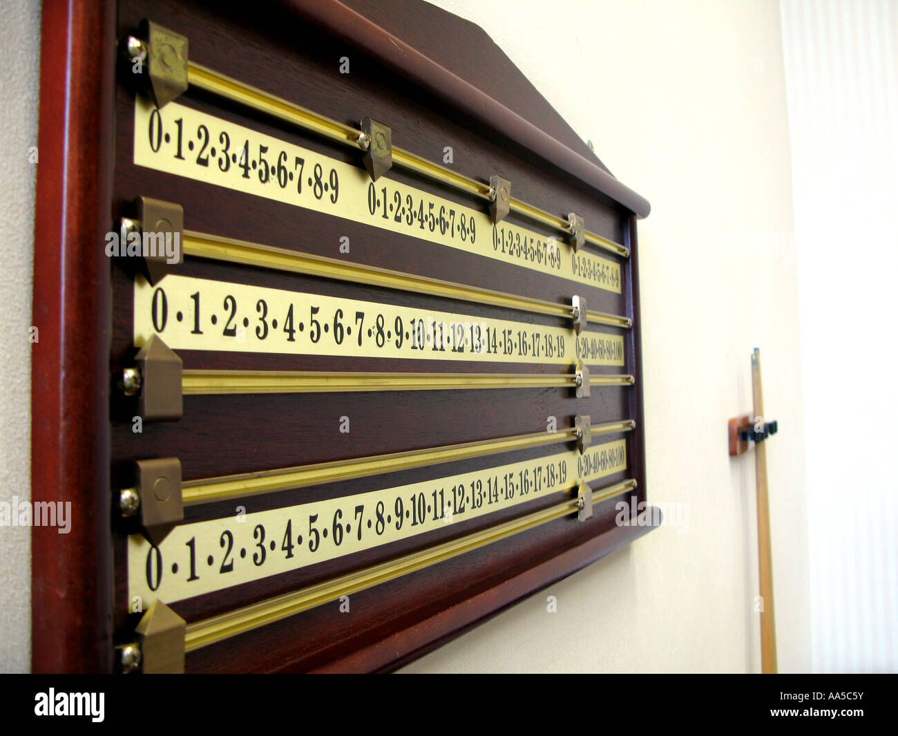 Snooker scoreboard and cues Stock Photo - Alamy