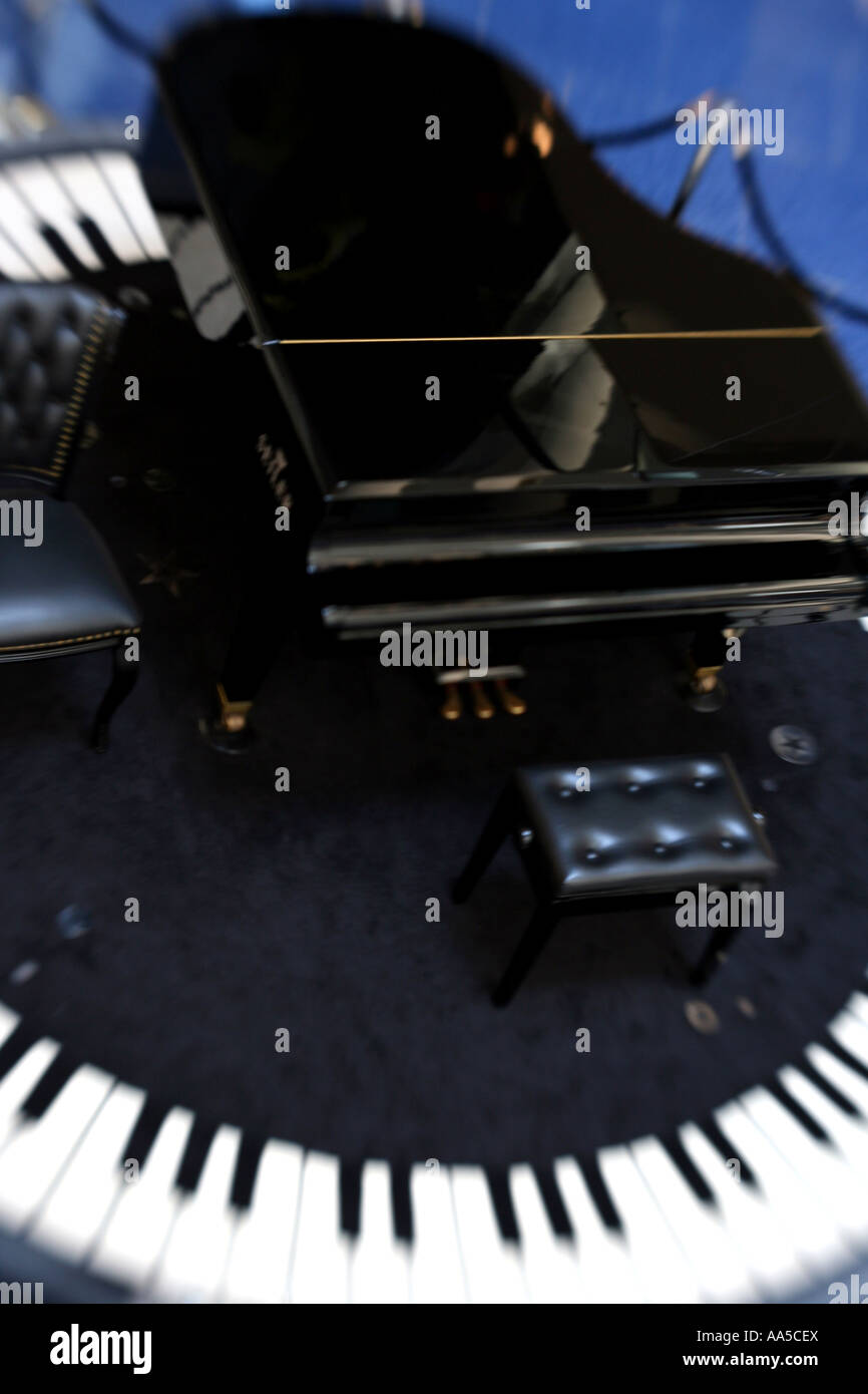 Circular piano keyboard hi-res stock photography and images - Alamy