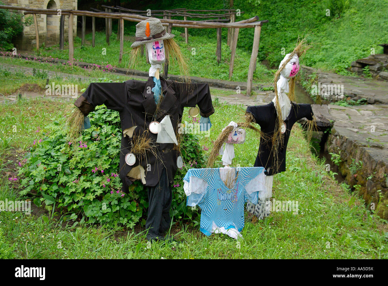 Scarecrow family hi-res stock photography and images - Alamy