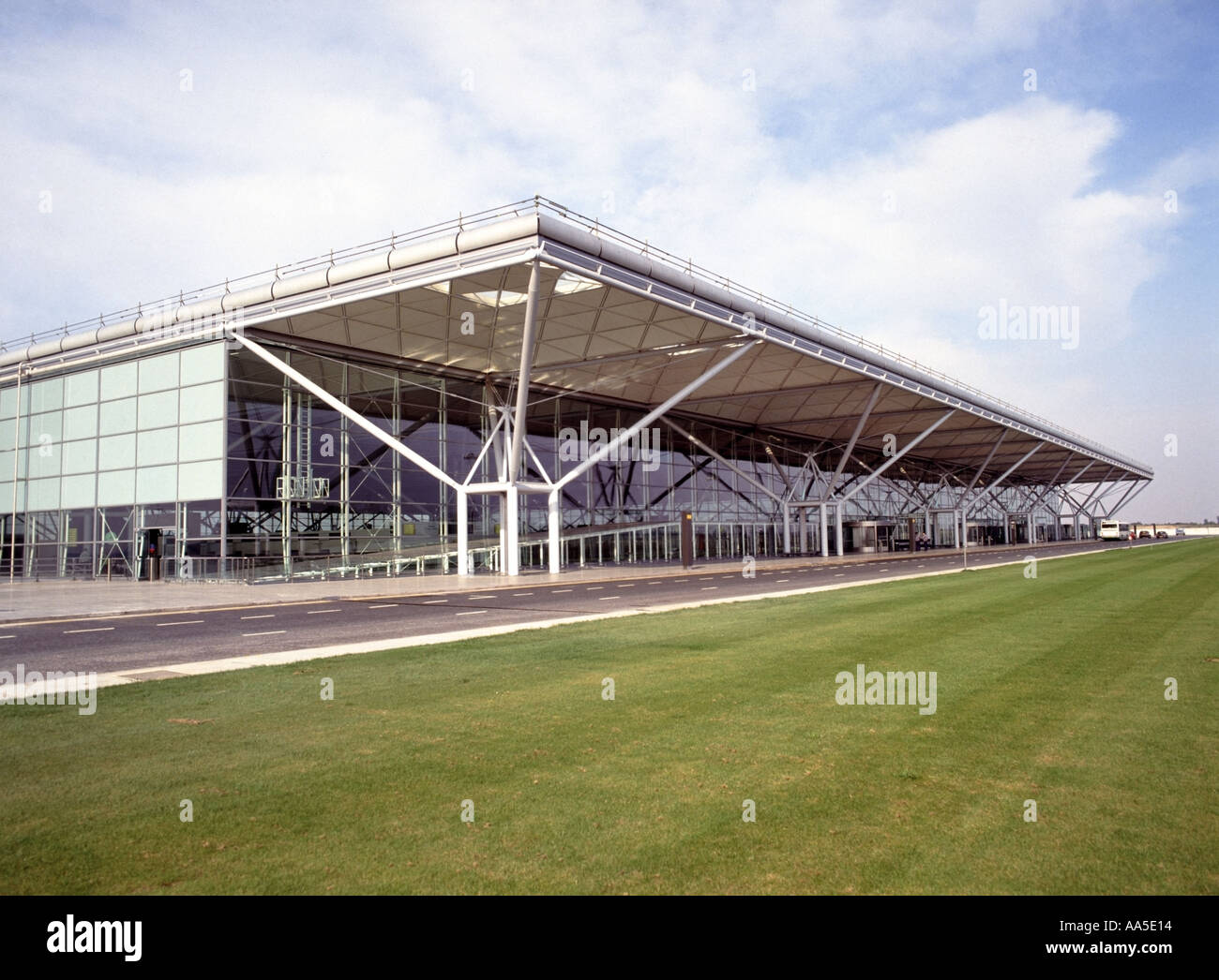 London stansted airport main terminal hi-res stock photography and ...
