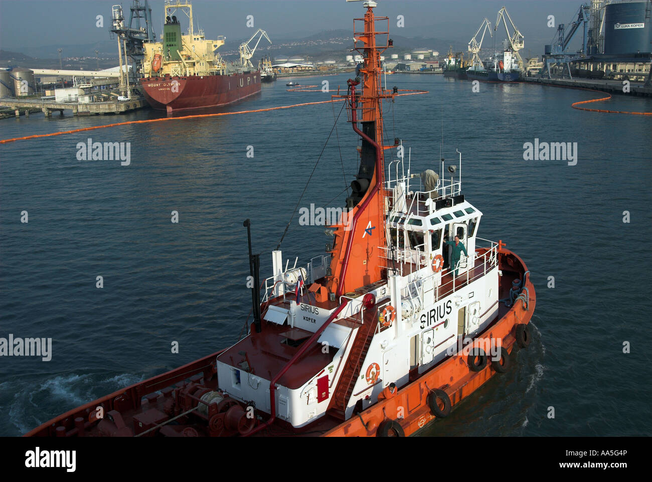 Tugs move vessels hi-res stock photography and images - Alamy