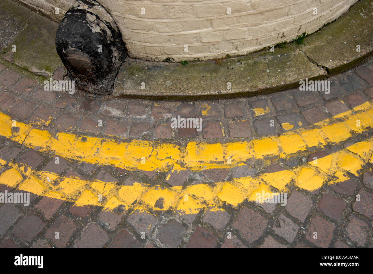 Double Yellow Lines Stock Photo - Alamy