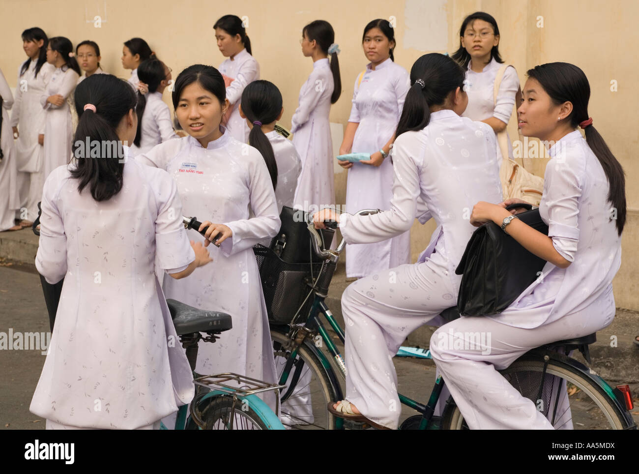 Ao dai school hi-res stock photography and images - Alamy