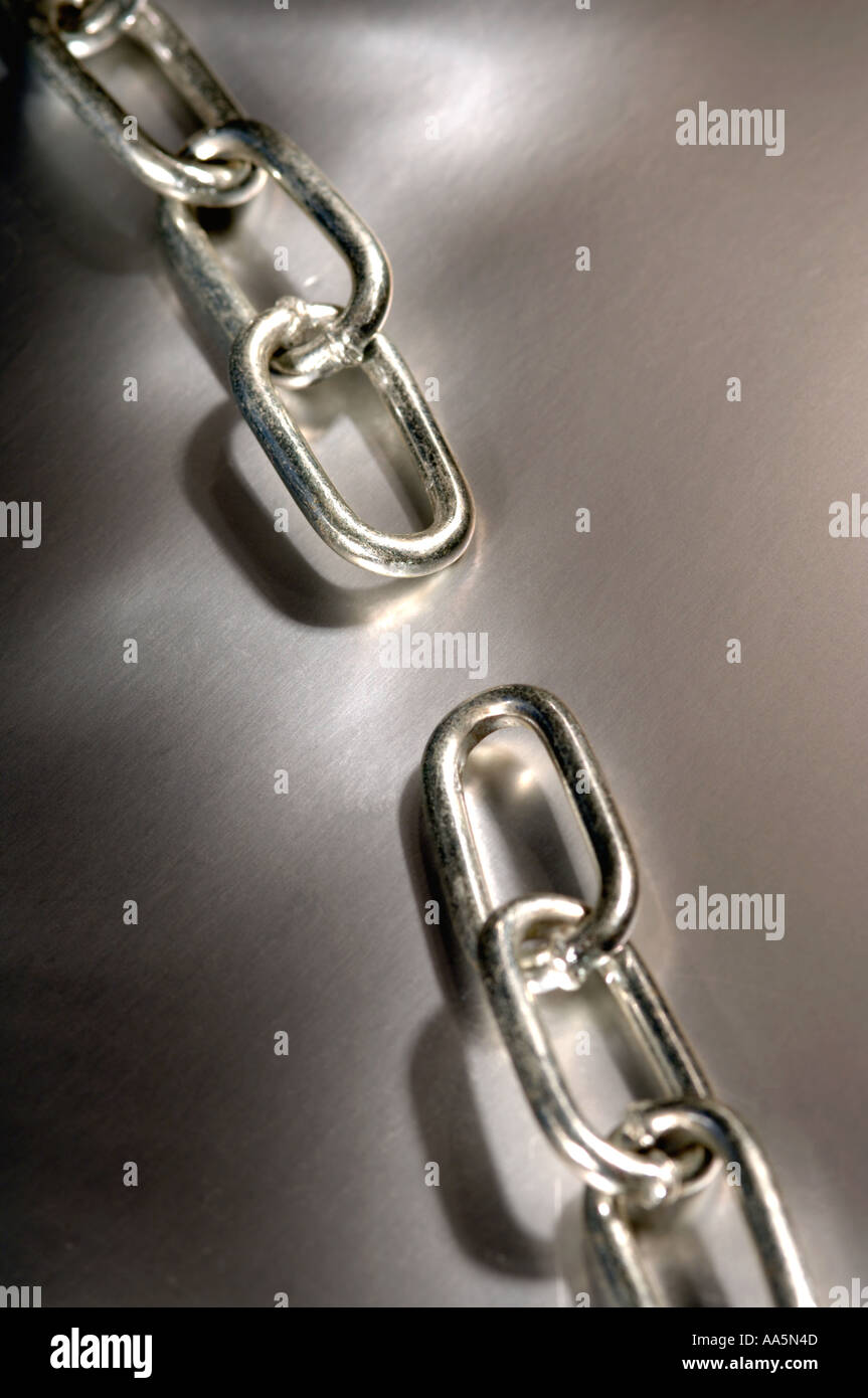 Missing link in a chain Stock Photo - Alamy