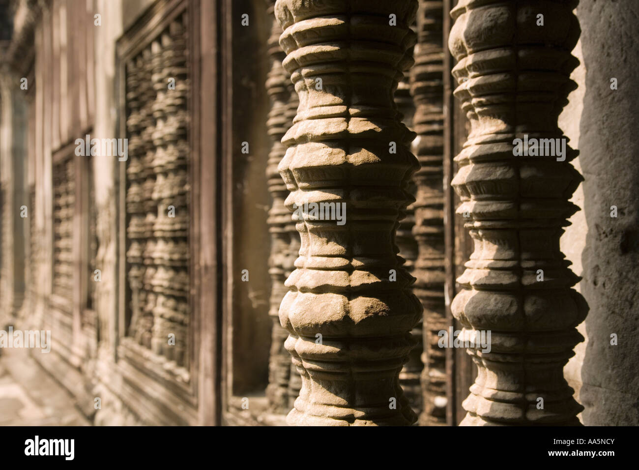 Columns and relief sculptures at Angkor Wat Stock Photo - Alamy