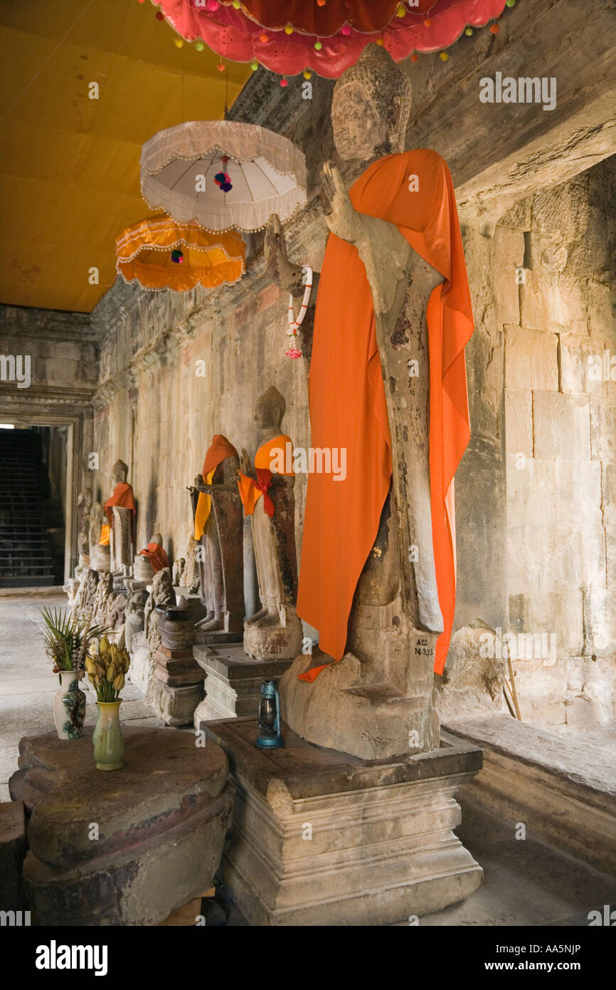 Cambodia shrine statues gods buddhism hi-res stock photography and ...