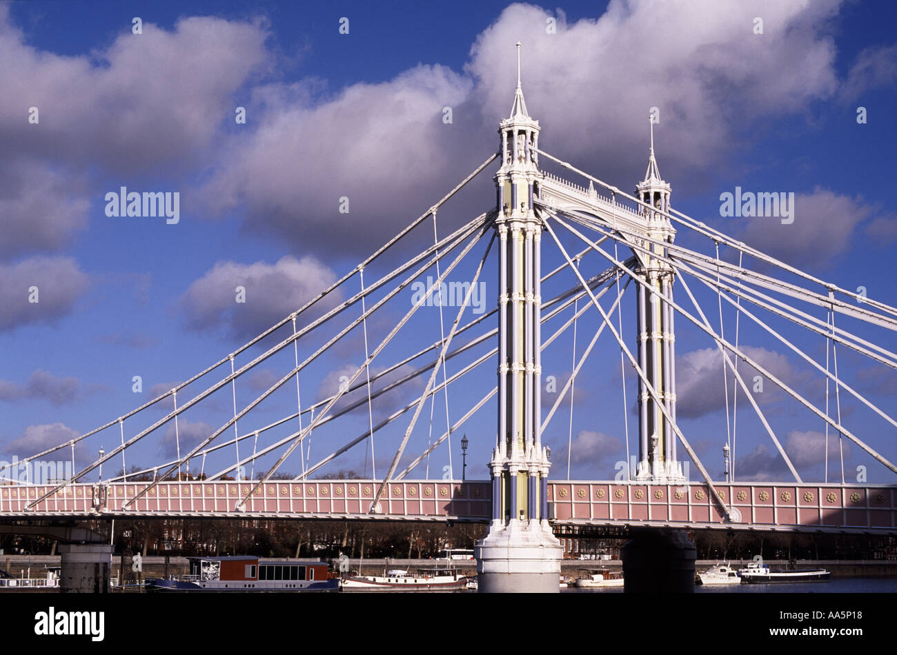 Cast iron albert bridge hi-res stock photography and images - Alamy