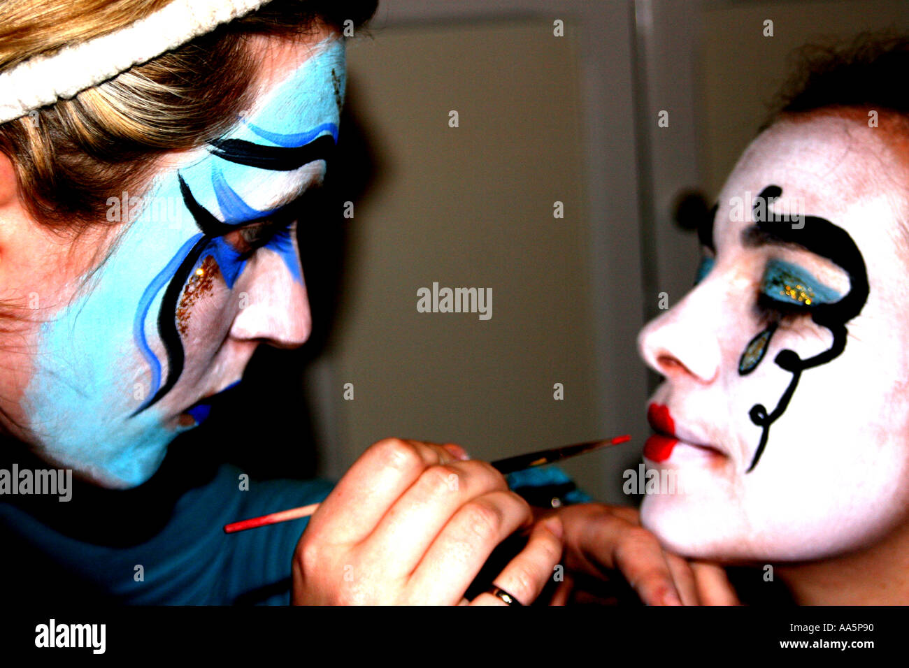 face painter at work Stock Photo - Alamy