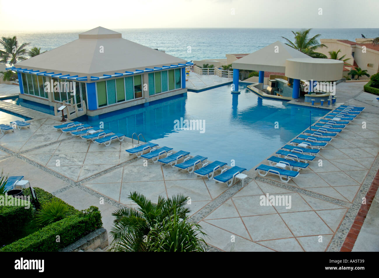 Hotel swimming pool Cancun Mexico Stock Photo - Alamy