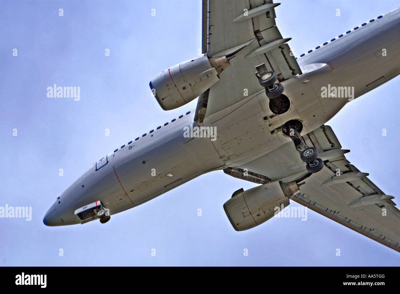 A commercial airplane flying overhead Stock Photo - Alamy