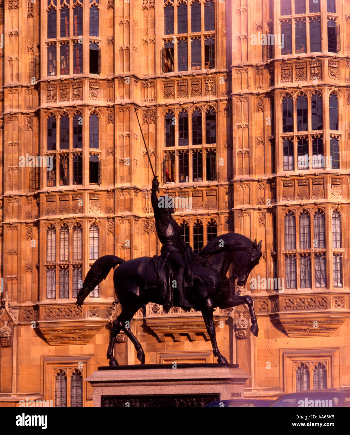Statue of Richard the Lionheart with the Houses of Parliament in the ...