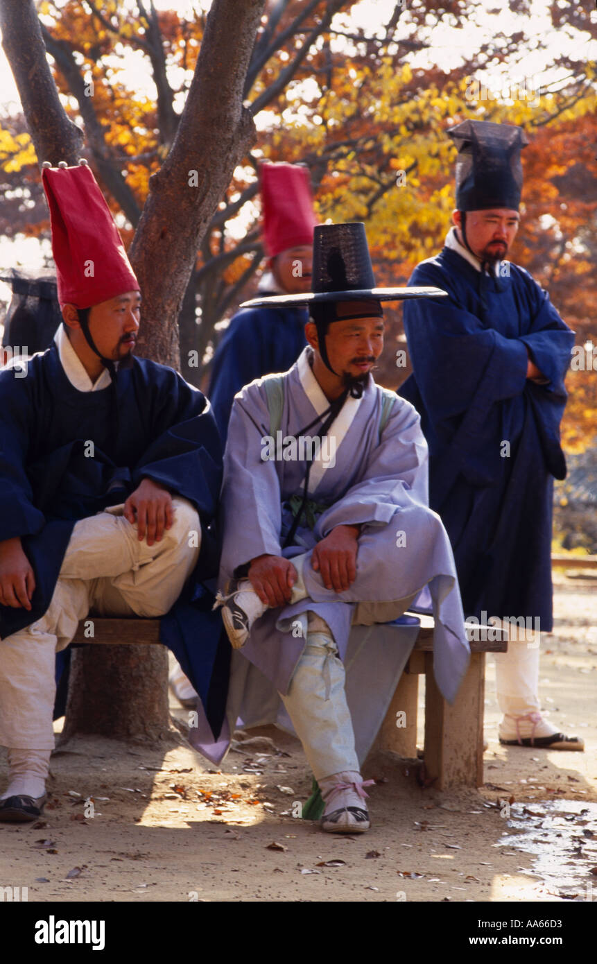 Korean men in traditional costume for civil servants Stock Photo - Alamy