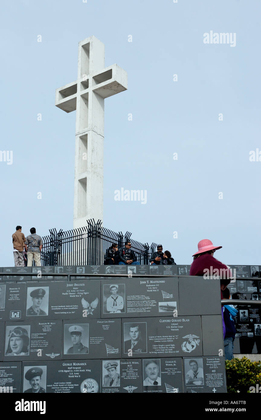 Cross and plaques honoring Korean war veterans atop Mount Soledad La ...