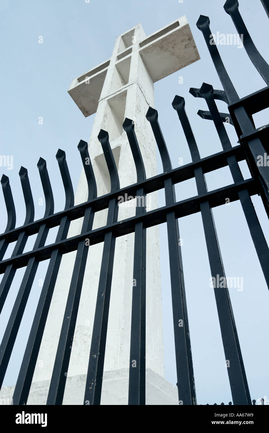 Cross protected by wrought iron fence atop Mount Soledad La Jolla ...