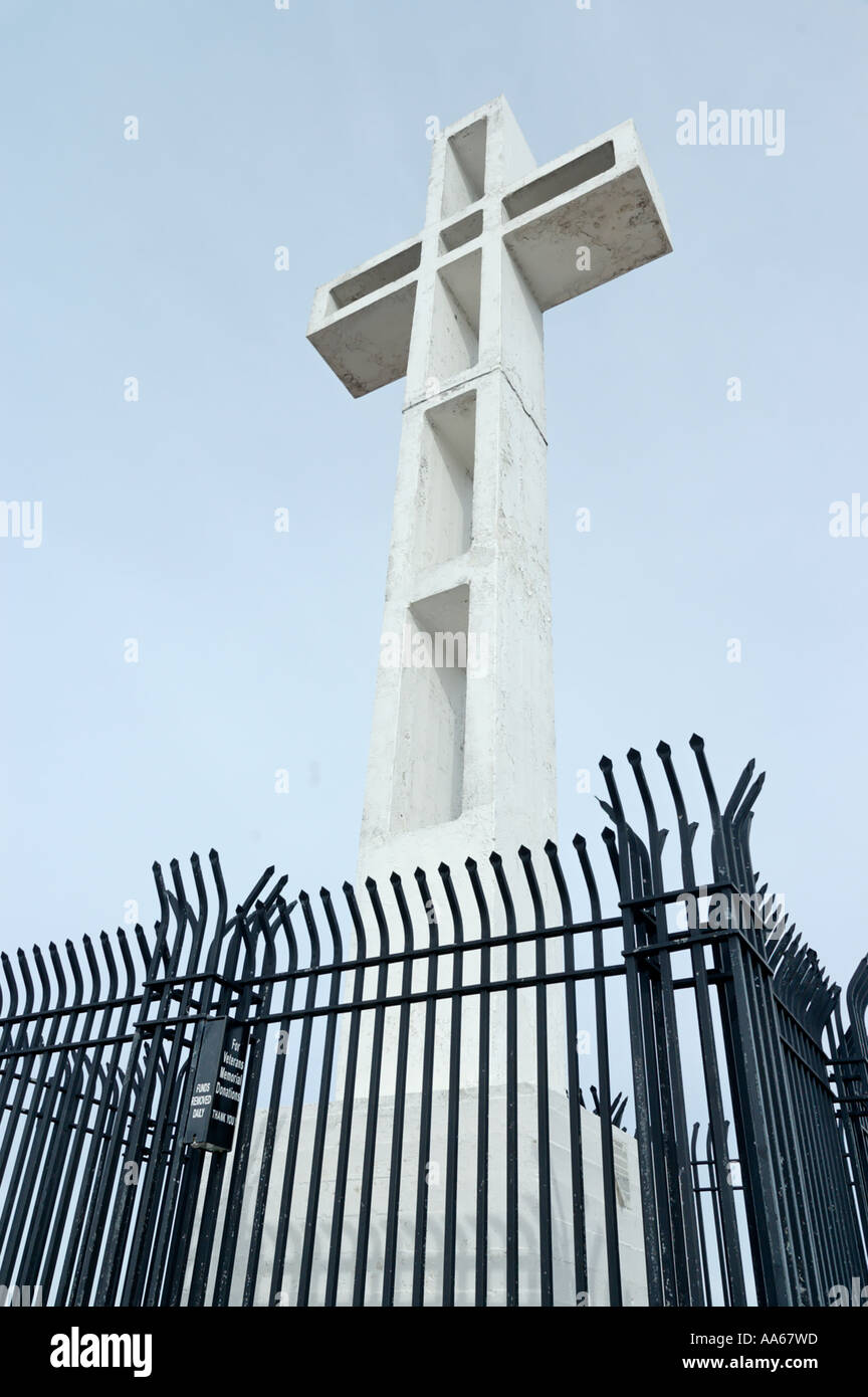 Cross protected by wrought iron fence atop Mount Soledad La Jolla ...