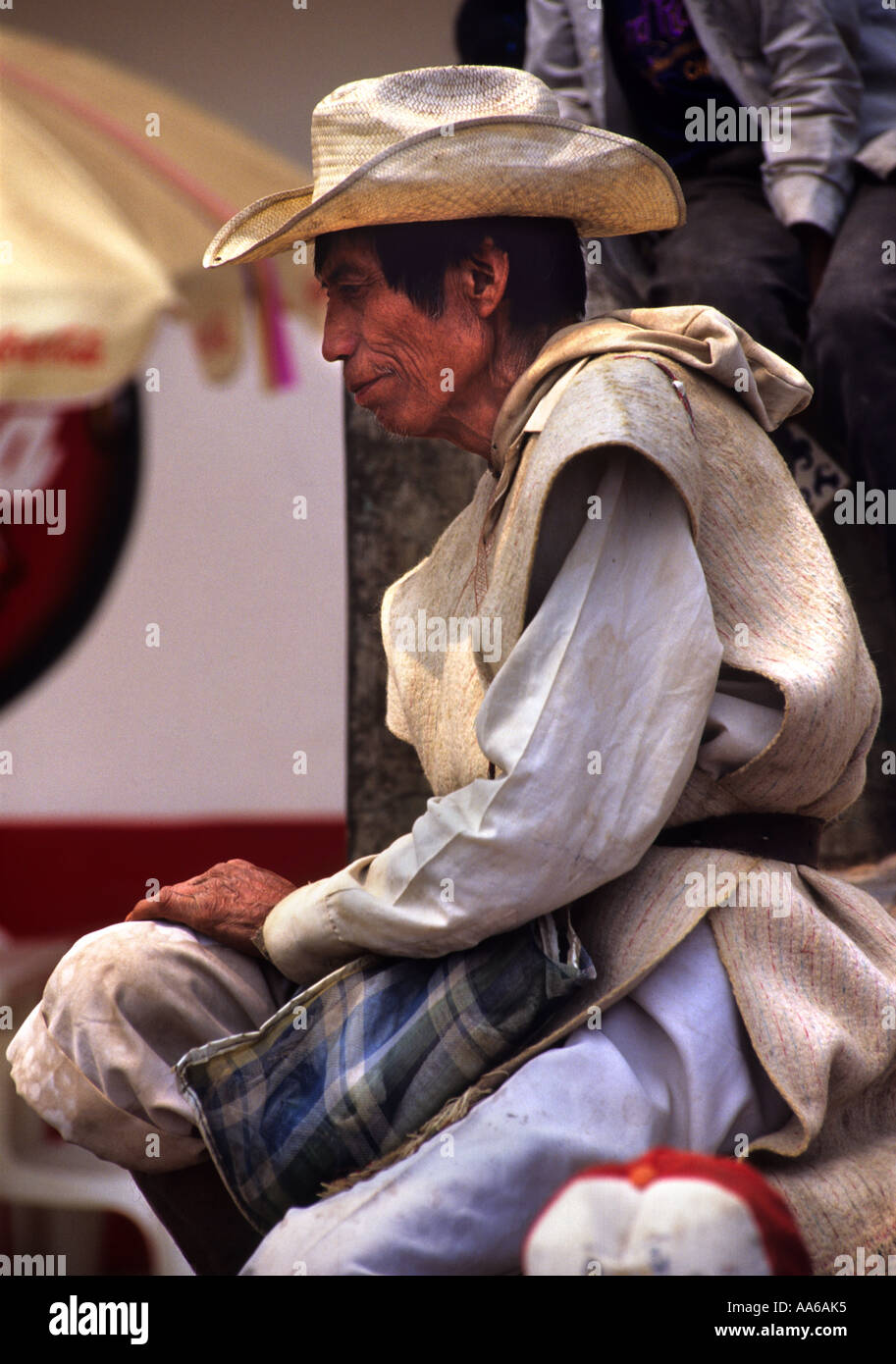 AN ELDERLY CHAMULAN MAYAN MAN AT THE MARKET IN SAN JUAN CHAMULA CHIAPAS ...