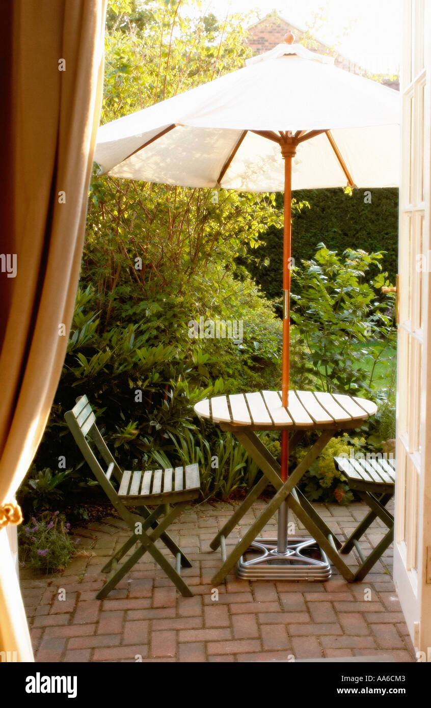 Cream coloured parasol hi-res stock photography and images - Alamy