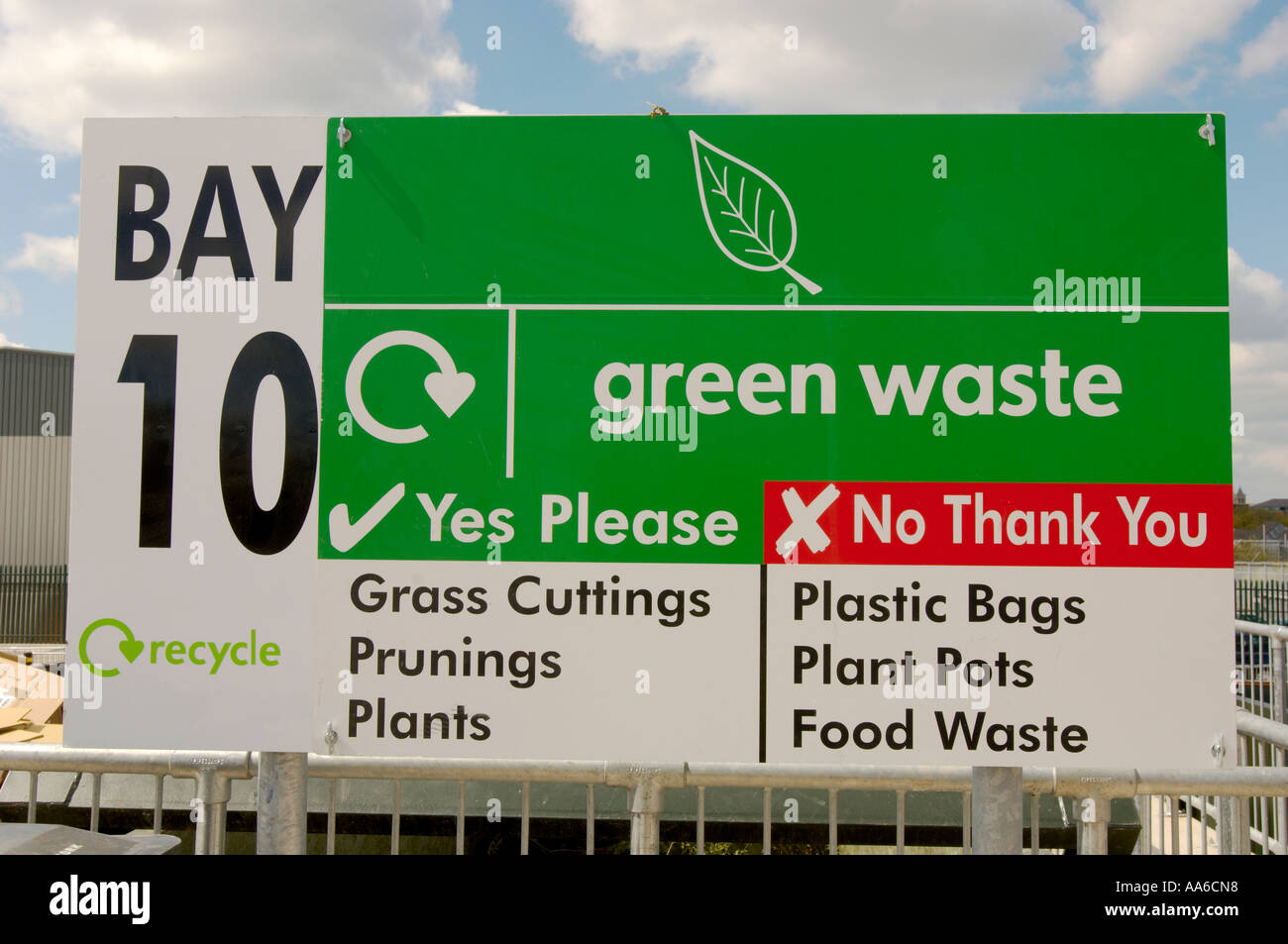 Domestic recycling centre green hi-res stock photography and images - Alamy