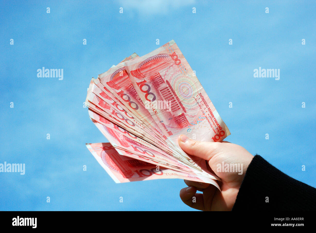 100 chinese yuan banknotes hi-res stock photography and images - Alamy