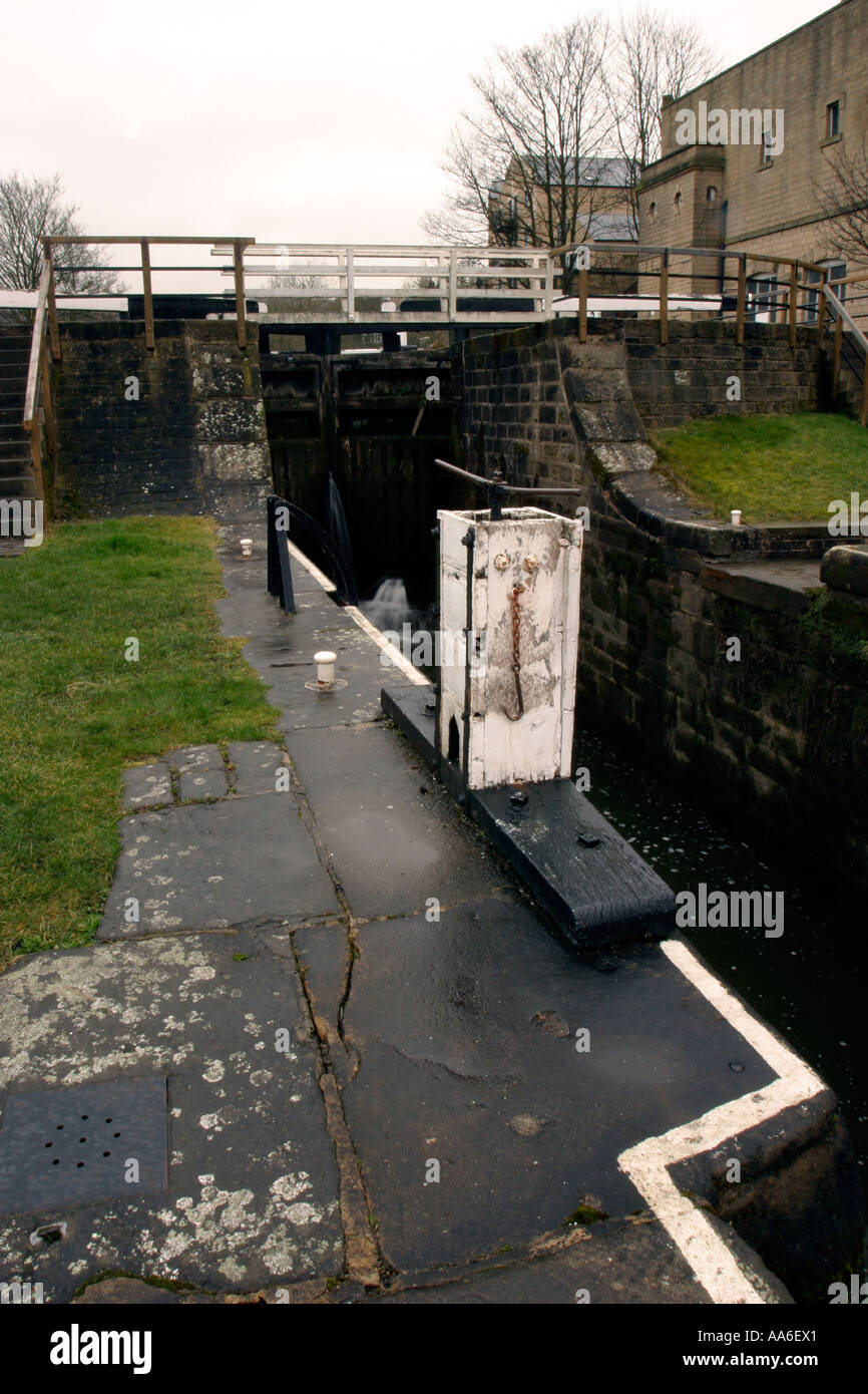 Three Rise Locks Bingley General view of middle lock Stock Photo - Alamy
