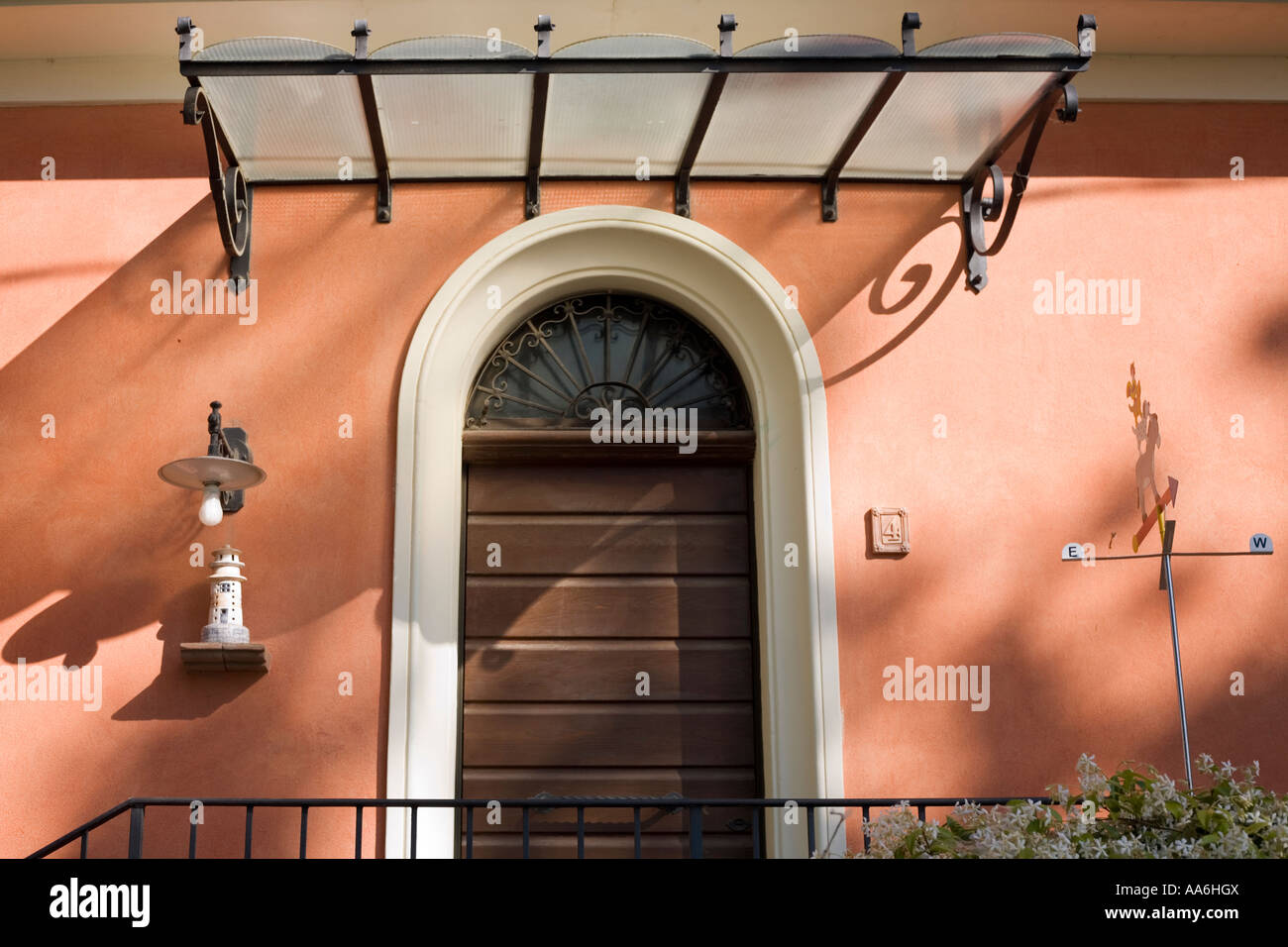 Pretty countryside house front door Stock Photo - Alamy