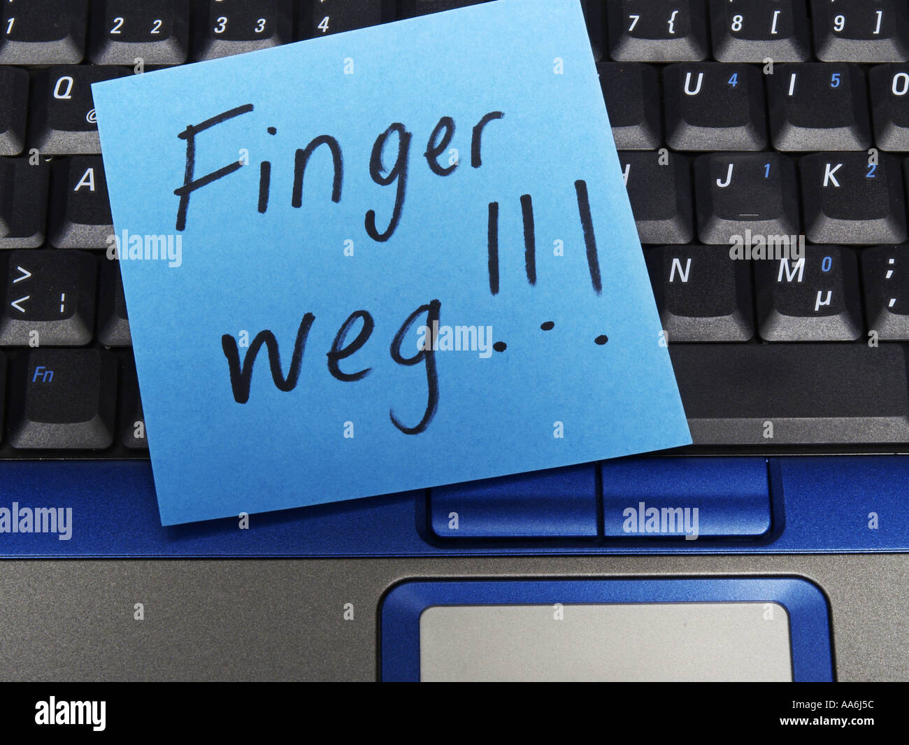 memo note on notebook, hands off Stock Photo - Alamy