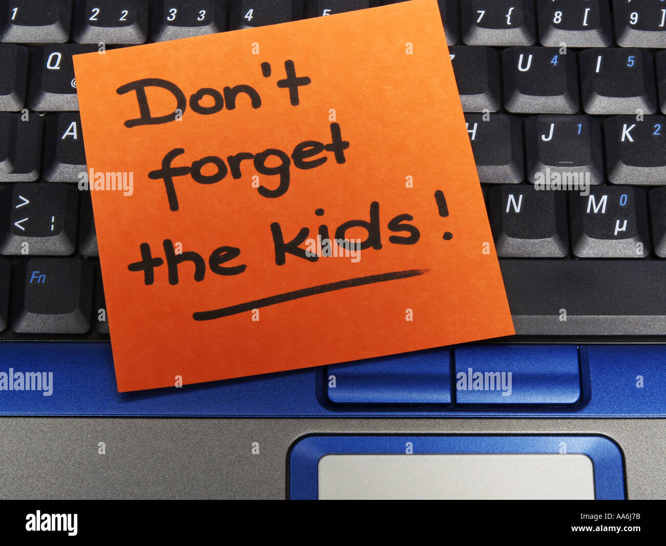 memo note on notebook, Dont´t forget the kids Stock Photo - Alamy