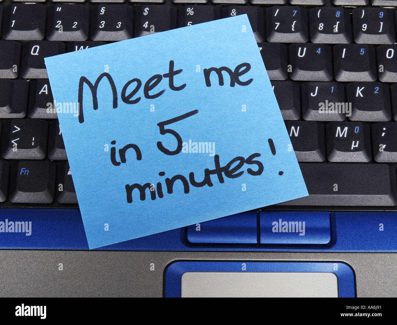 memo note on notebook, meet me in five minutes Stock Photo - Alamy