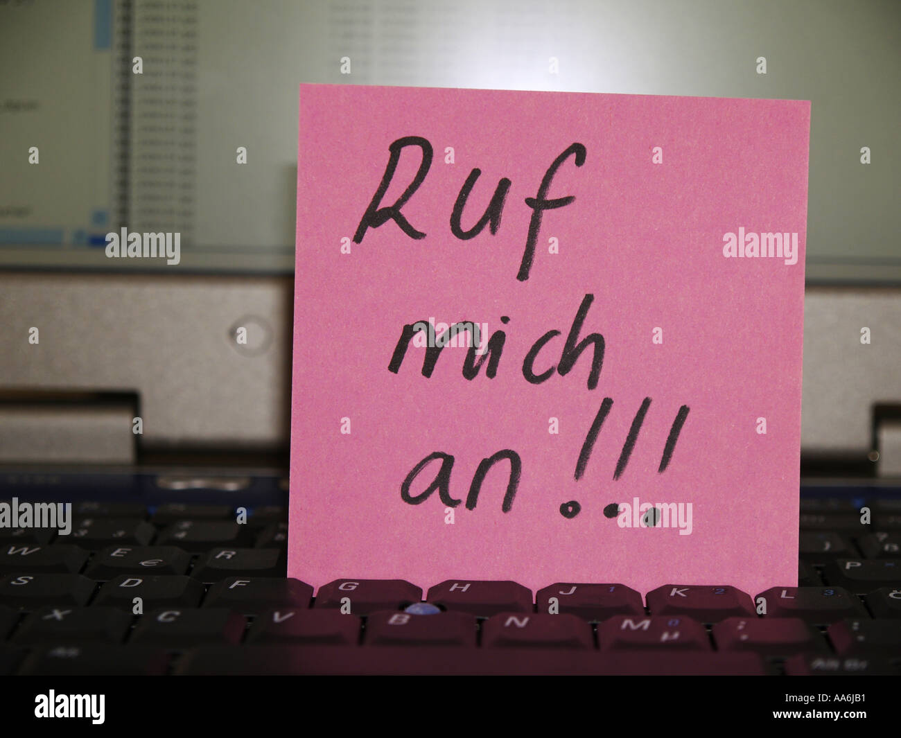 memo note on notebook, Ruf mich an, call me Stock Photo - Alamy