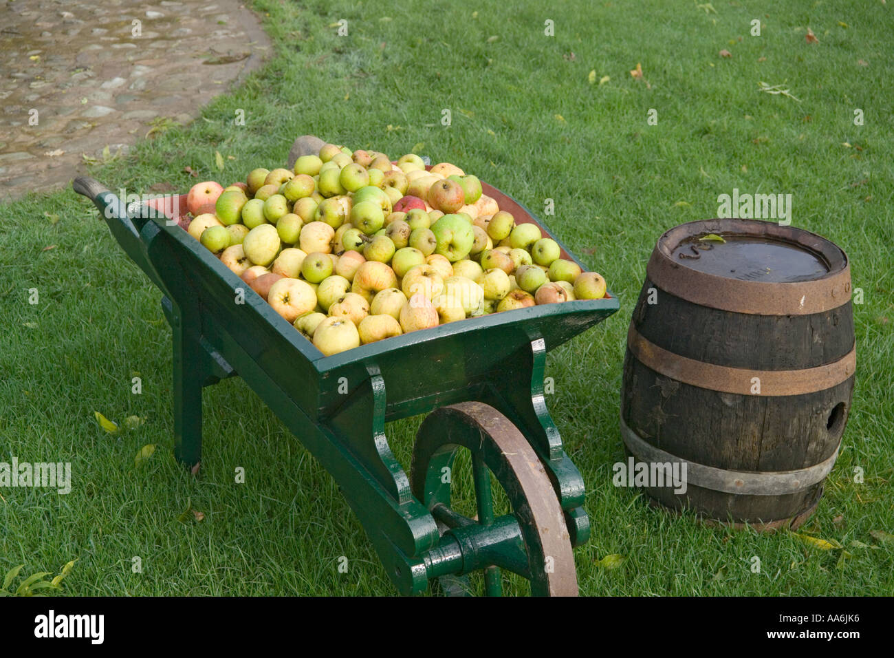 Cider making britain hi-res stock photography and images - Alamy