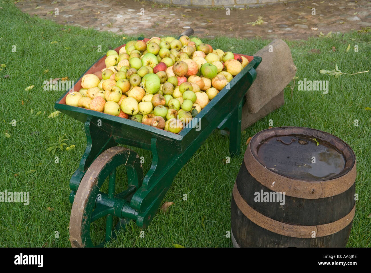 Cider making britain hi-res stock photography and images - Alamy