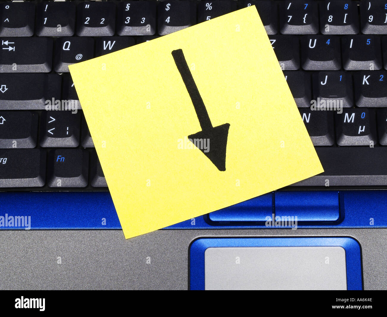 memo note on notebook, arrow down drawing Stock Photo - Alamy