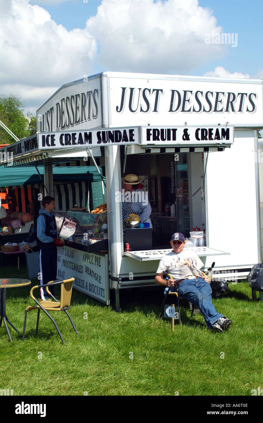 Kerbside Dining High Resolution Stock Photography and Images - Alamy