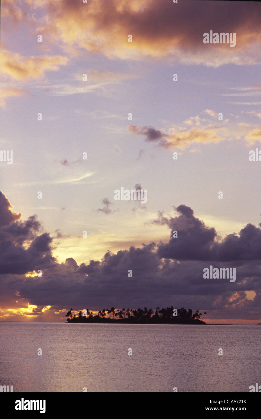 Motu island Moorea French Polynesia Stock Photo - Alamy