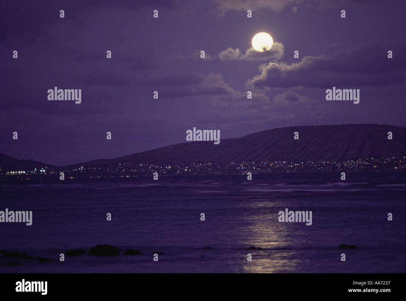 Hawaii moonrise moon hi-res stock photography and images - Alamy