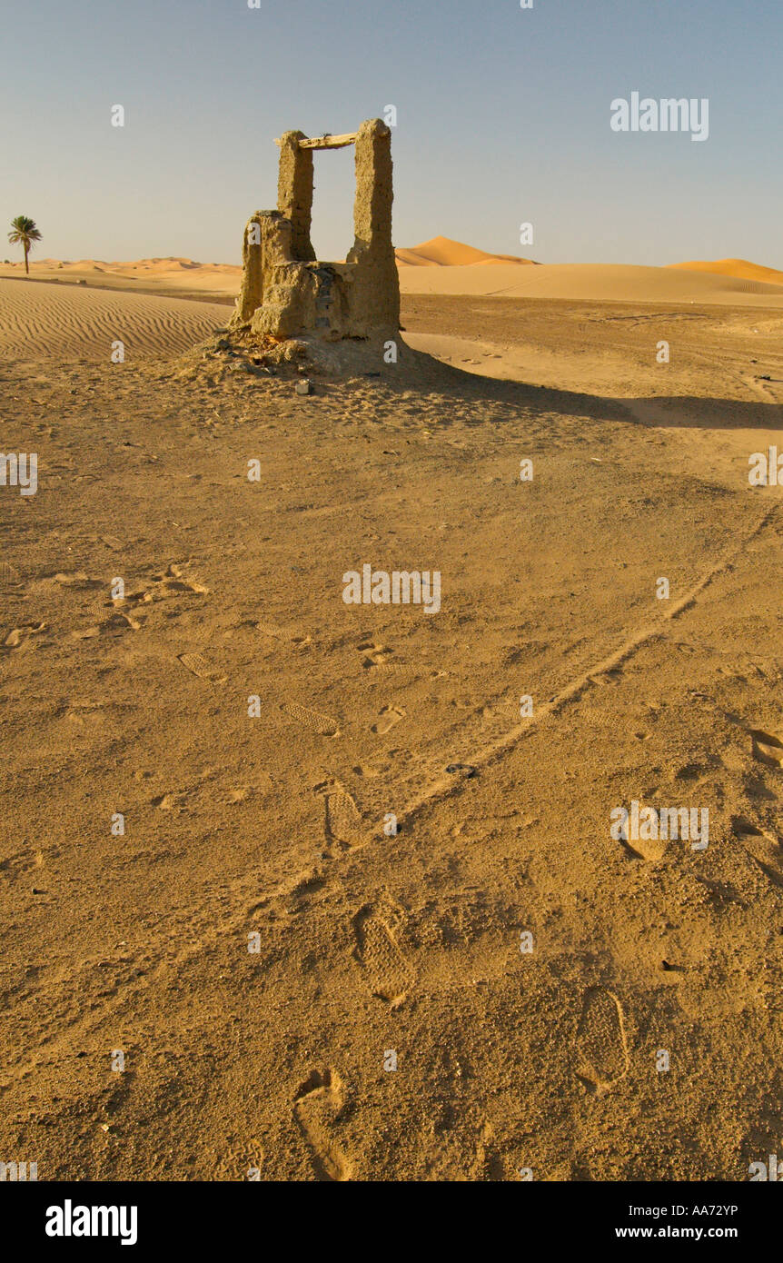 Old well Erg Chebbi Moroccan Sahara desert North Africa Stock Photo - Alamy