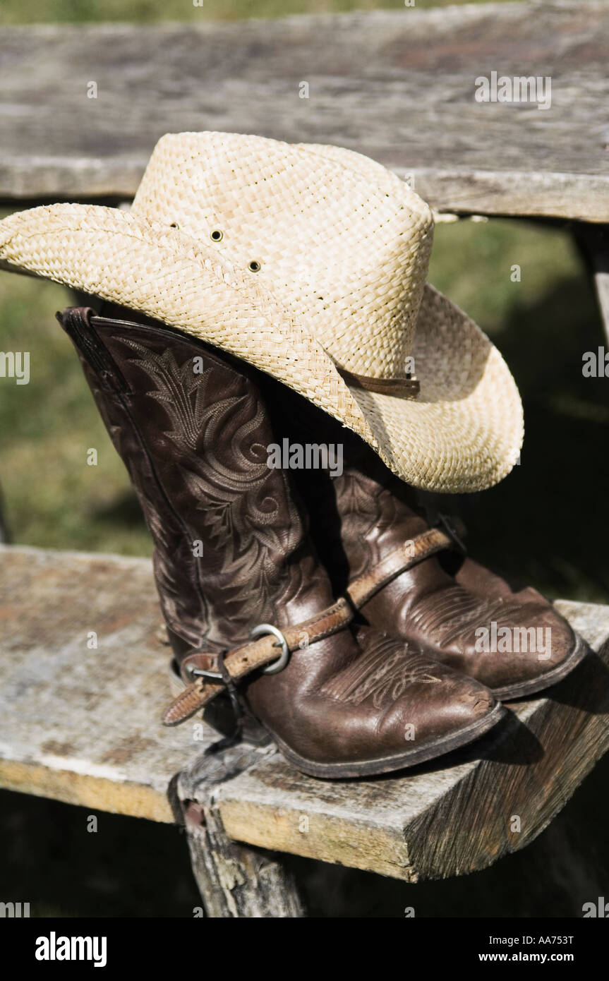 Cowboy boots and hat Stock Photo - Alamy
