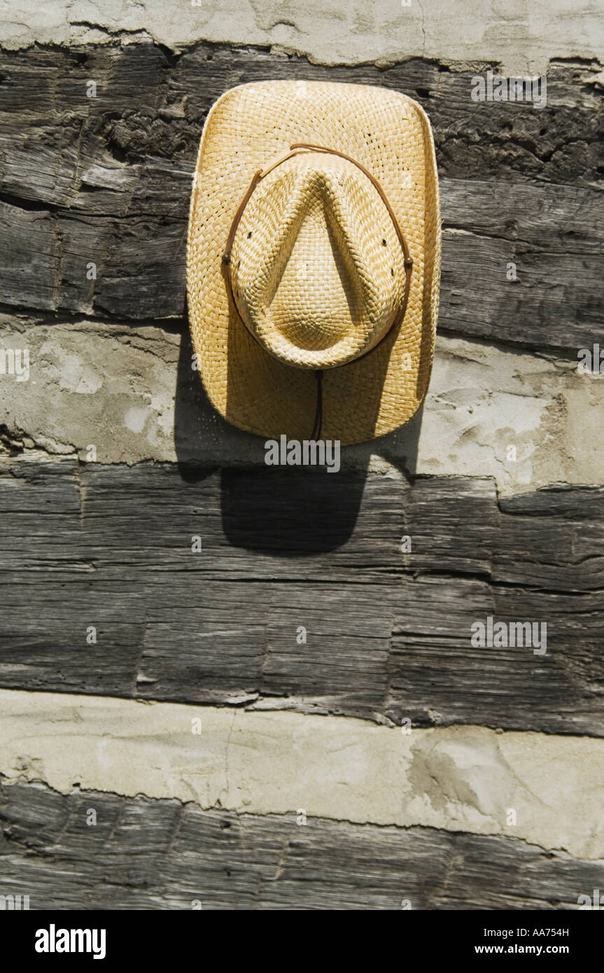Cowboy hat hanging on log cabin Stock Photo - Alamy